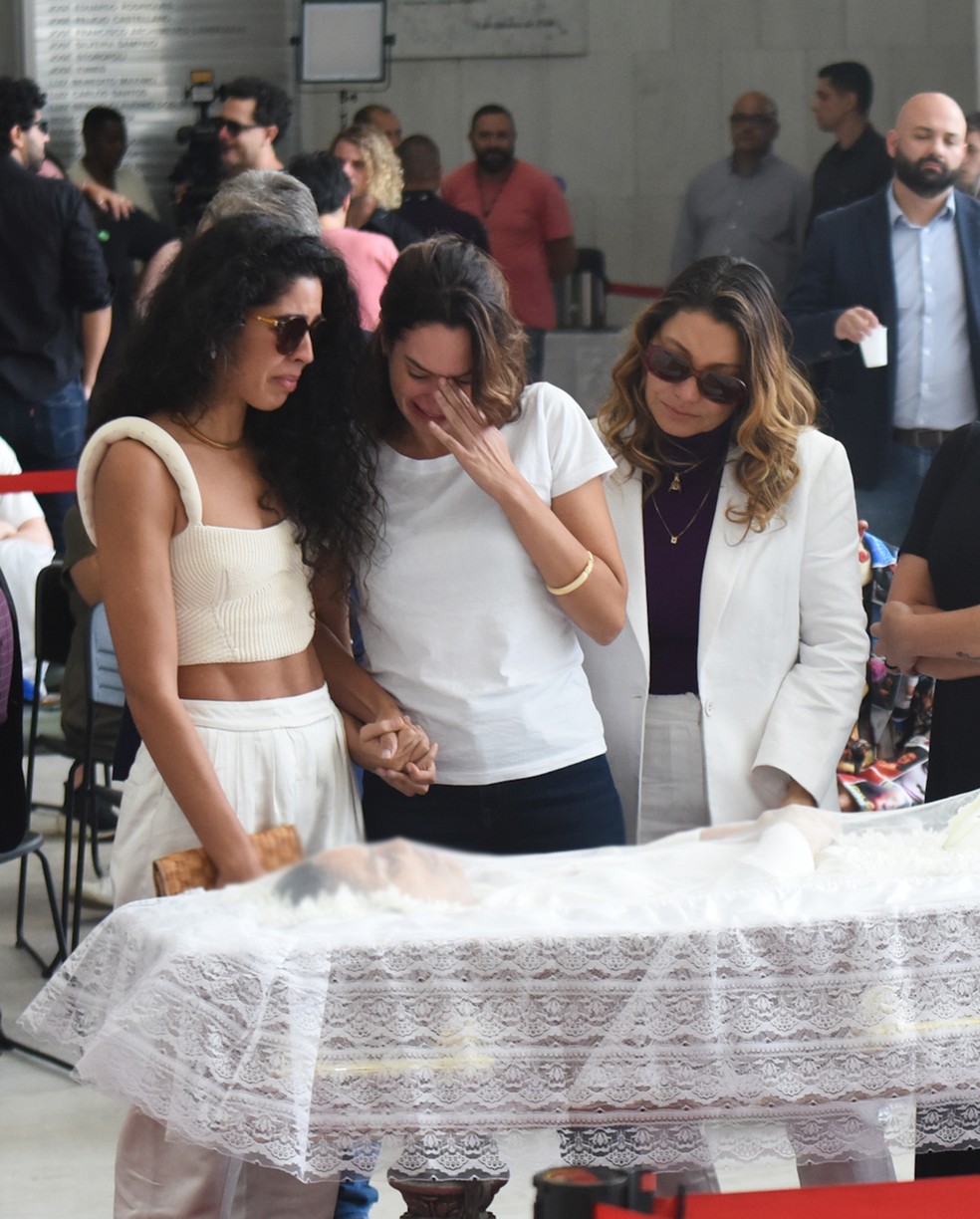Janja, futura primeira-dama, se despede de Gal Costa em velório