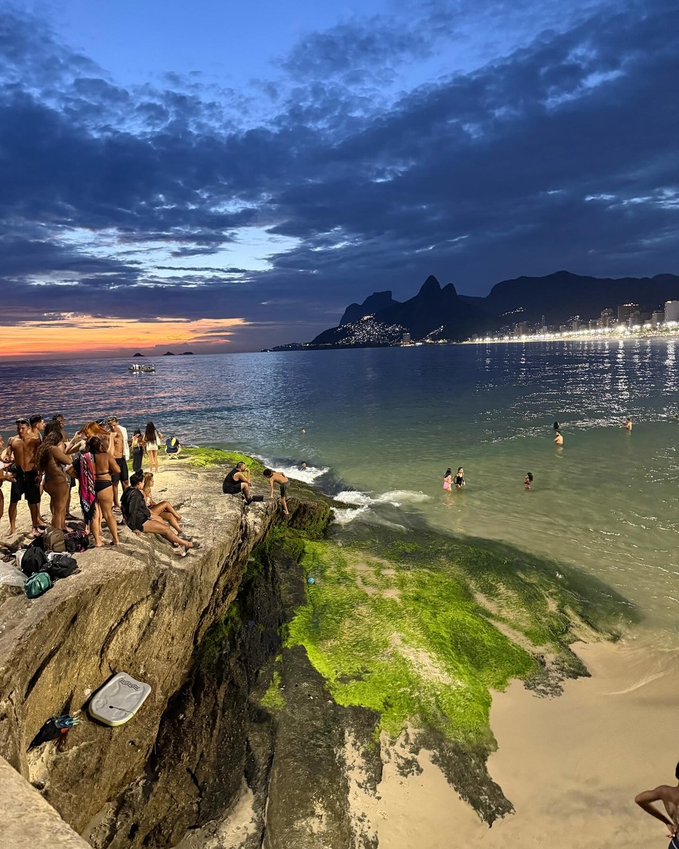 Emily Ratajkowski curte praia no Rio, se declara em português, e ...