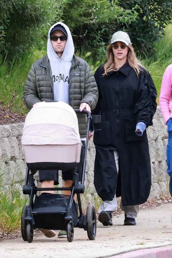 Robert Pattinson e Suki Waterhouse são vistos com o filho pela 1ª vez