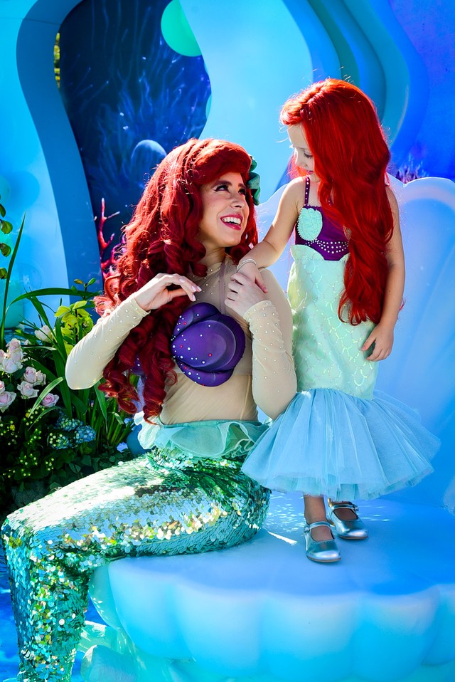 Vicky Justus aparece de Ariel em aniversário com tema 'A Pequena Sereia'