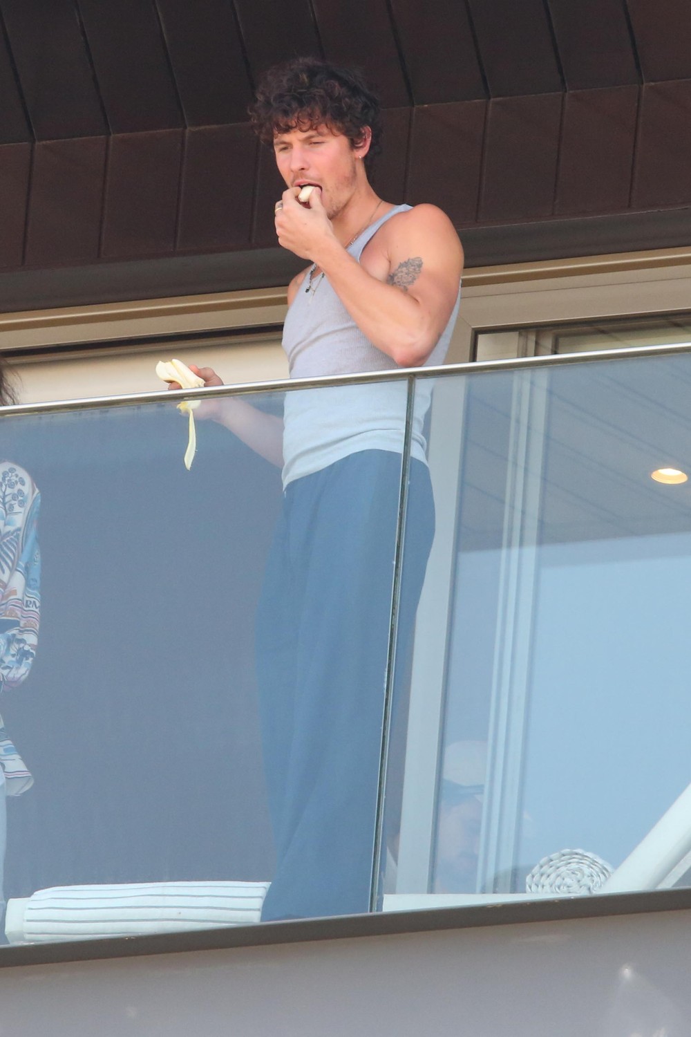 Antes do Rock in Rio, Shawn Mendes toma água de coco e pega sol em ...