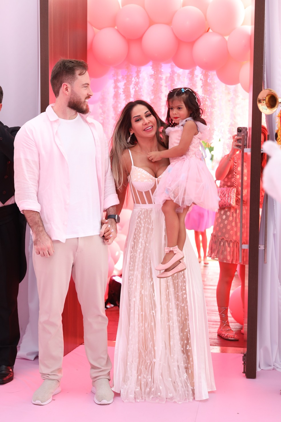 Arthur Aguiar vai ao aniversário de 5 anos da filha com Maíra Cardi