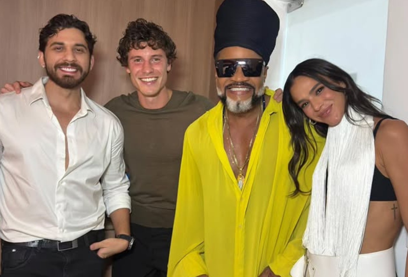 De volta ao Brasil Bruna Marquezine dá leve repaginada no visual; veja