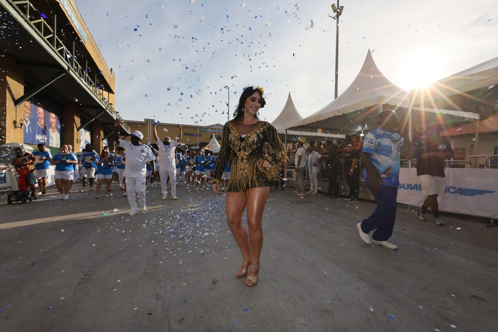 Luciana Picorelli participa de desfile no Rio após rebater título de ...