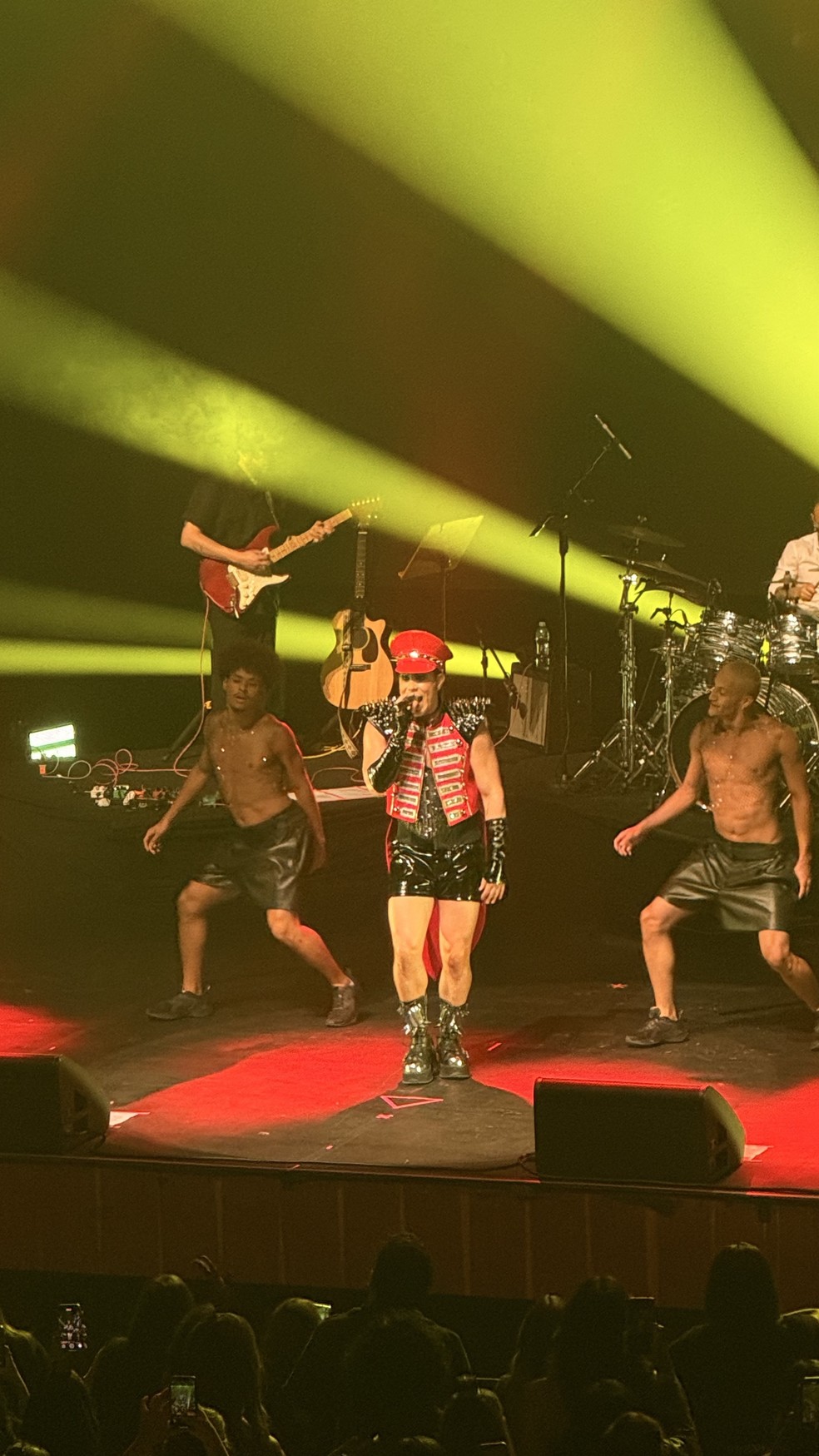 Christian Chávez faz show intimista da 'Para Siempre Tour' em São Paulo