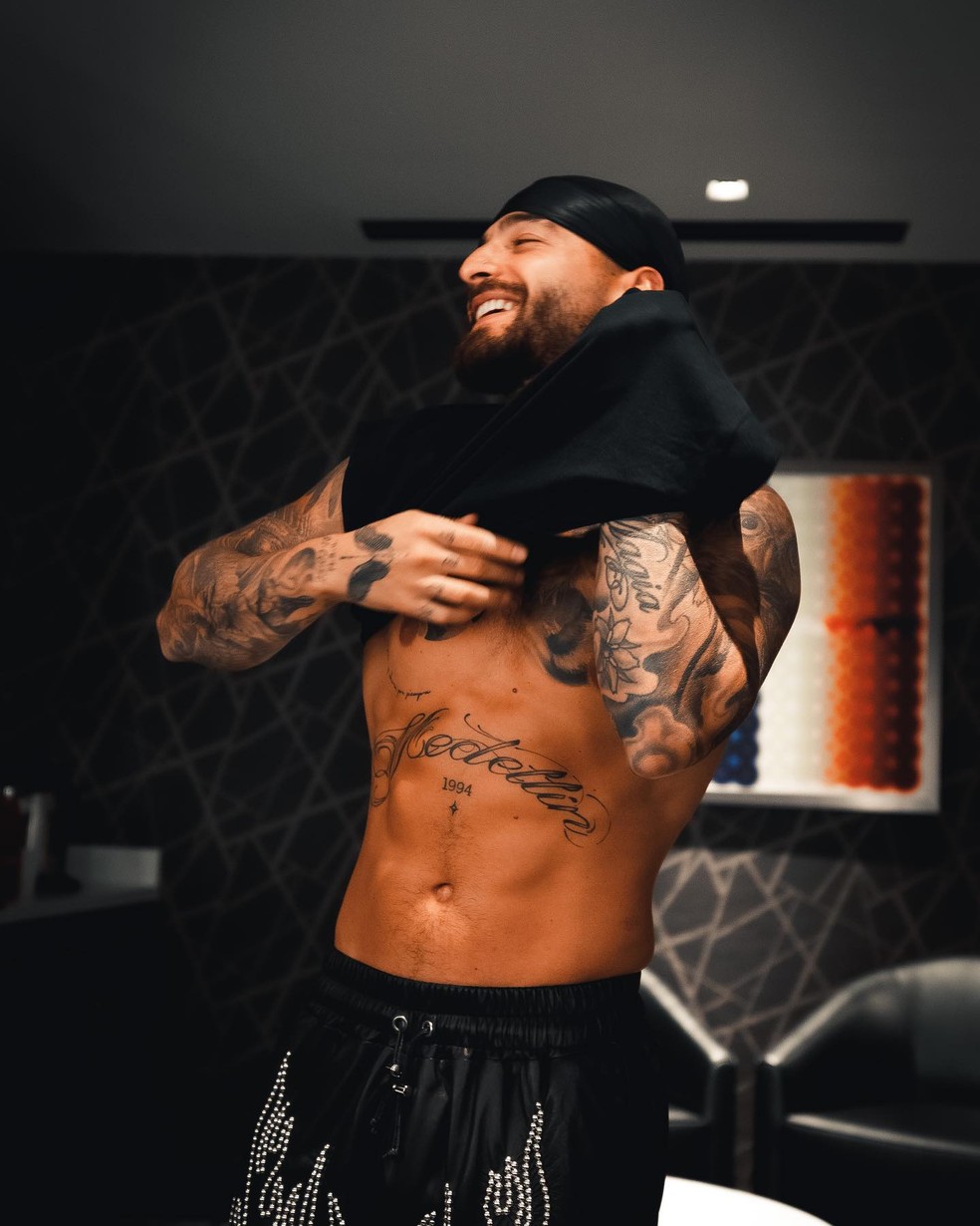 Maluma posta de cueca branca e empolga fãs: 'Quem mais deu zoom?'