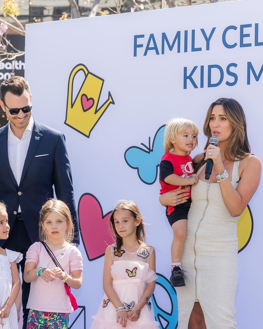 Filho de Aaron Carter aparece pela 1ª vez em evento de saúde mental