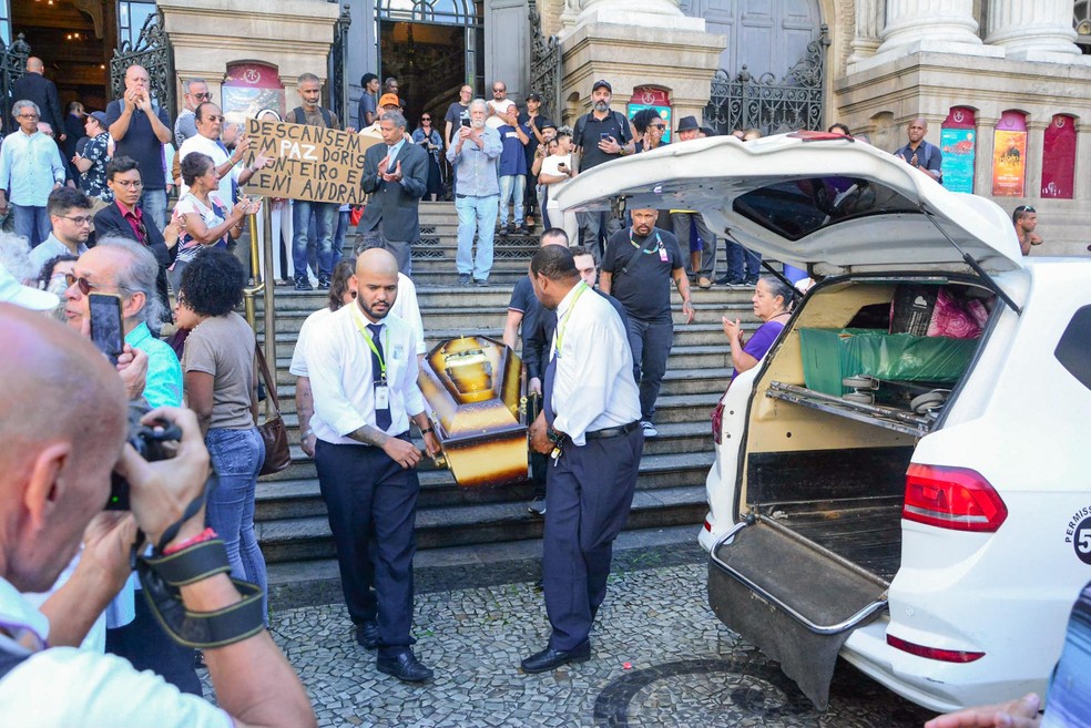 Amigos e fãs prestam homenagens no final do velório de Leny Andrade e Doris Monteiro