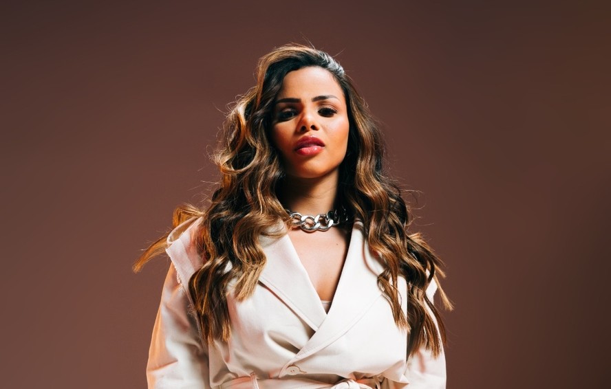 Gabily posa nua e relembra trabalho como motorista de app em novo álbum