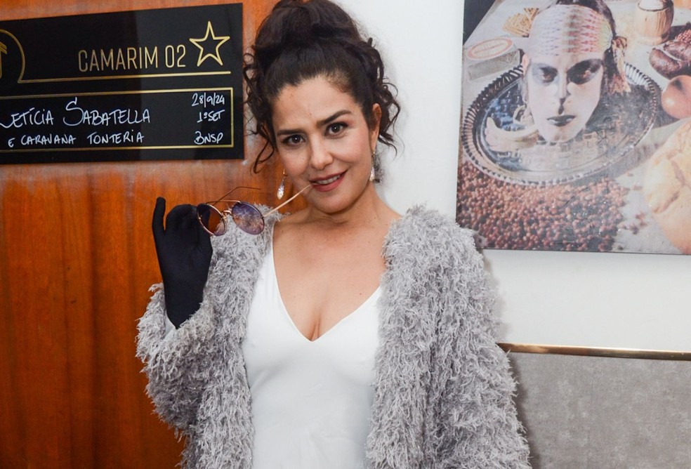 Letícia Sabatella se apresenta com banda ao lado do ex-marido; fotos