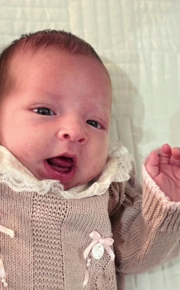 Tom Cavalcante encanta ao ninar a neta, Antonella