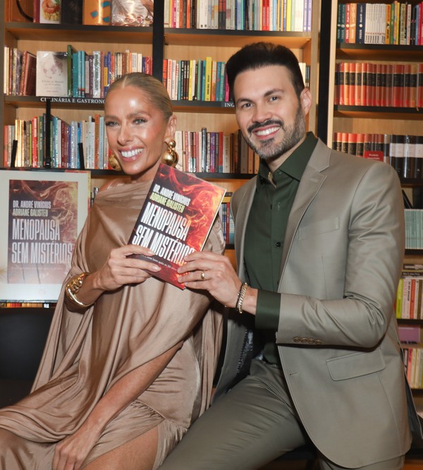 Adriane Galisteu recebe mãe, marido, filho e amigos famosos ao lançar livro