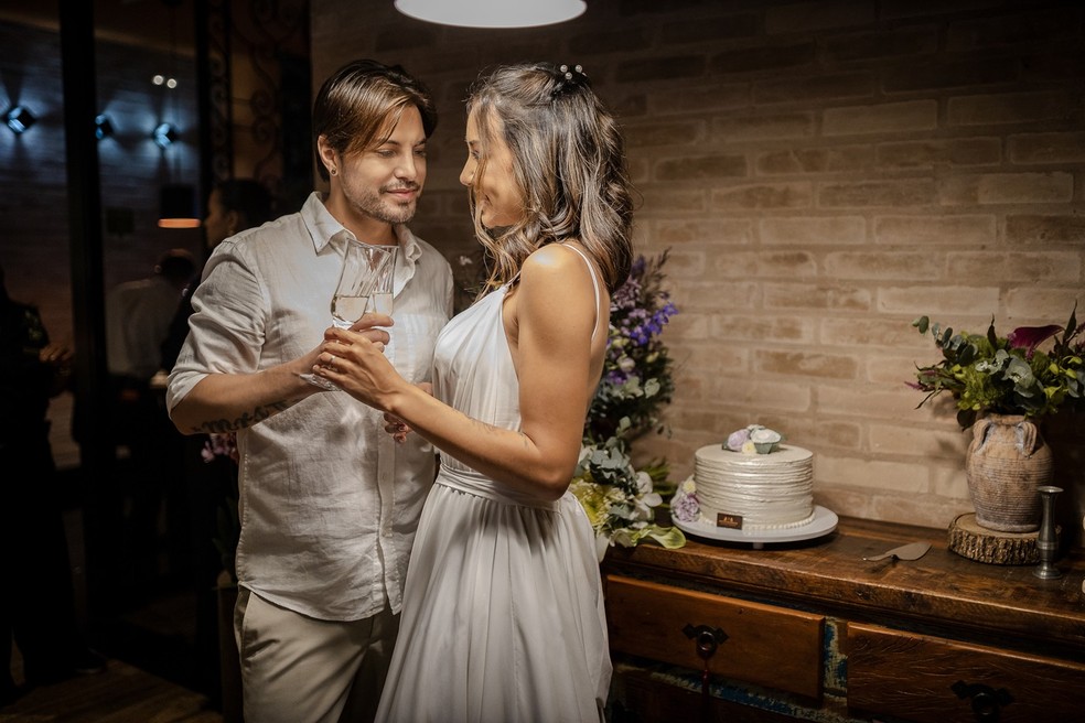 Matheus Rocha, ex-Br'Oz, se casa com influenciadora Evelyn Takaoka no ...