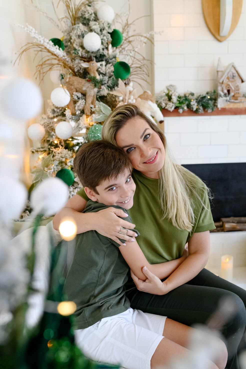 Ex-paquita Andrezza Cruz faz ensaio de Natal e elogia Xuxa: 'Troca ...