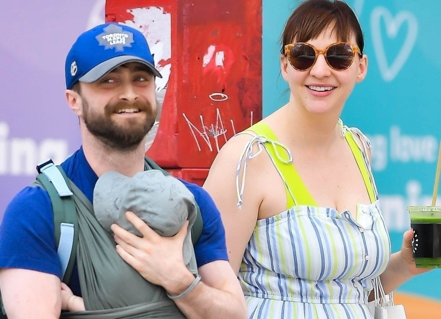 Daniel Radcliffe passeia com o filho e a namorada em Nova York