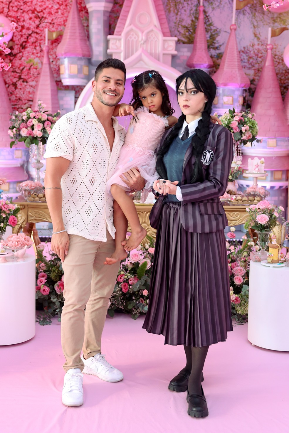 Arthur Aguiar vai ao aniversário de 5 anos da filha com Maíra Cardi