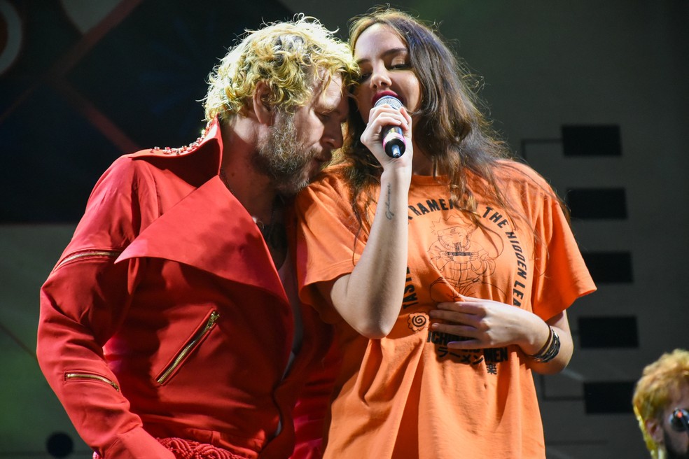 Otto troca beijos em show com a namorada, Lavínia Alves, 29 anos mais jovem