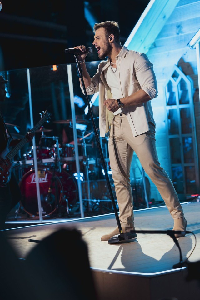 Matheus Gabriel grava segundo DVD ao vivo em Goiânia e ganha beijo de ...