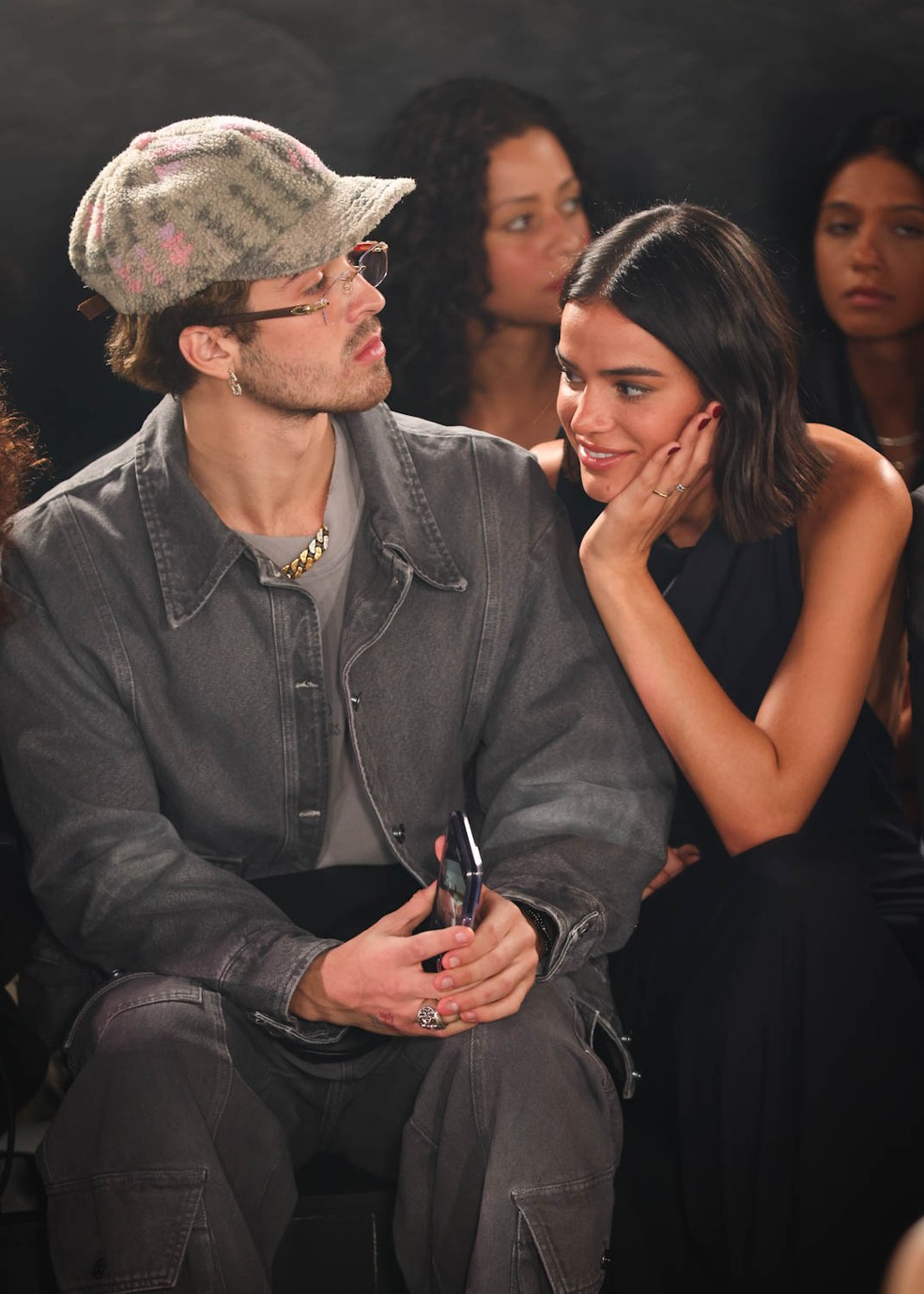 Bruna Marquezine vai acompanhada de João Guilherme a desfile de marca ...