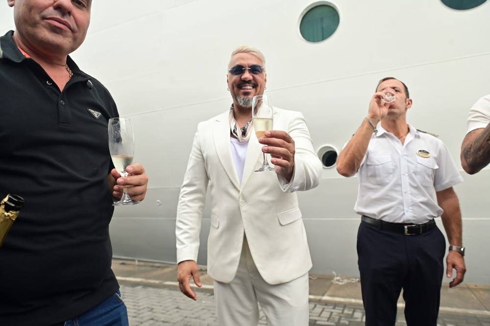 Belo dá pausa em 'Três Graças' e retoma loiro para apresentação em navio