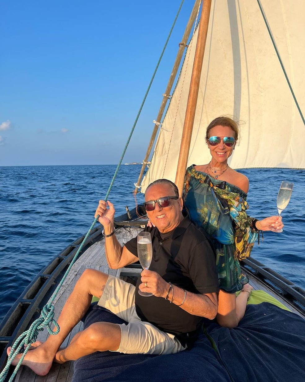 Desirée Soares abre álbum de viagem às Maldivas com Galvão Bueno