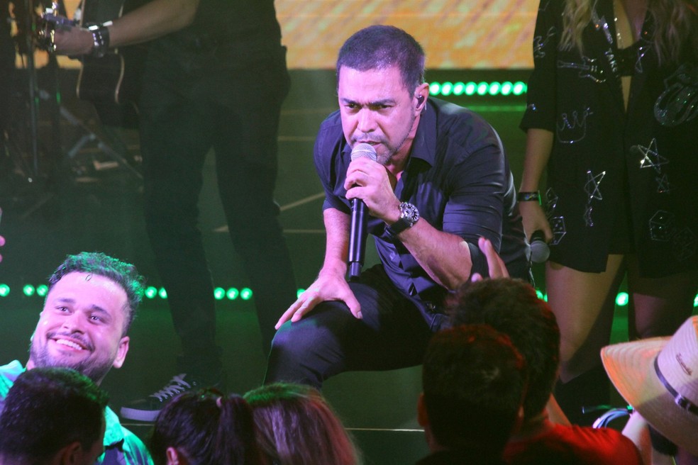 Zezé Di Camargo faz show em evento beneficente com ingressos de R$ 50 mil