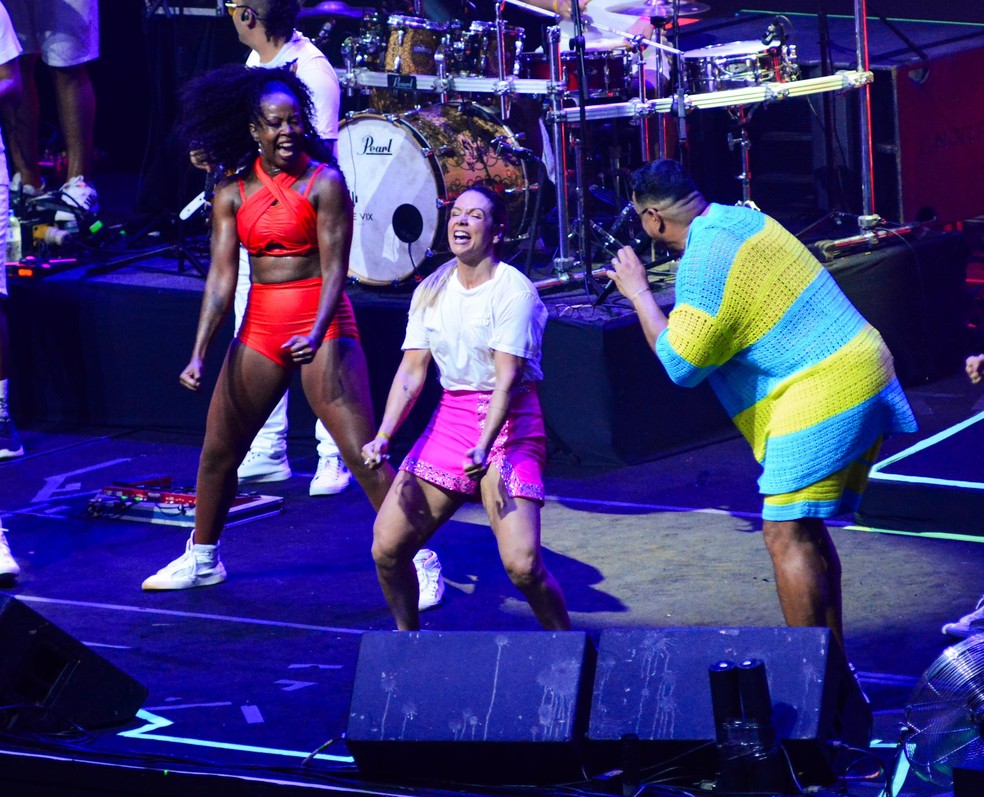 Xanddy posa agarradinho com Carla Perez antes de show no Rio de Janeiro ...