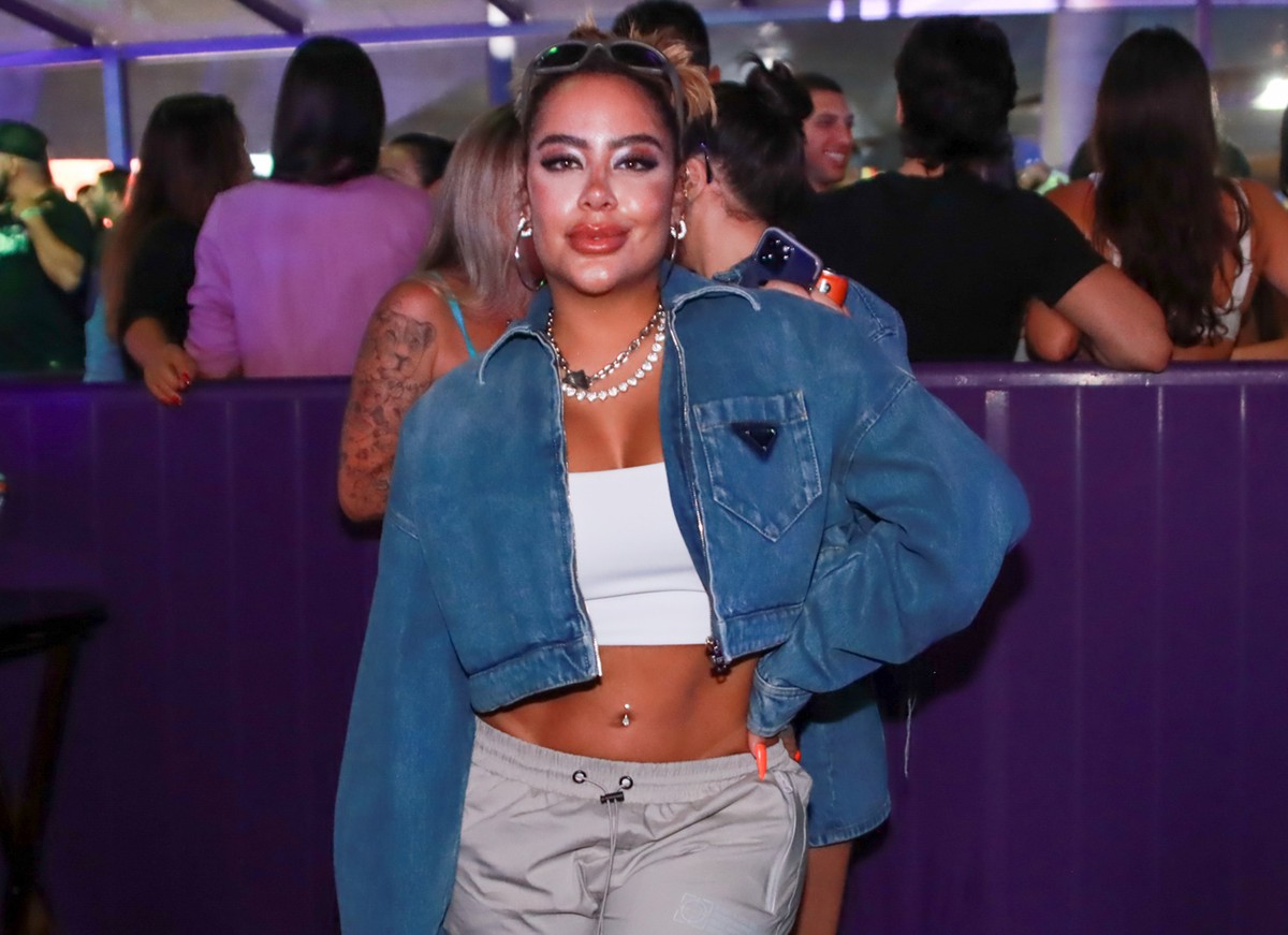 Rafaella Santos segura decote de roupão com unhas stiletto