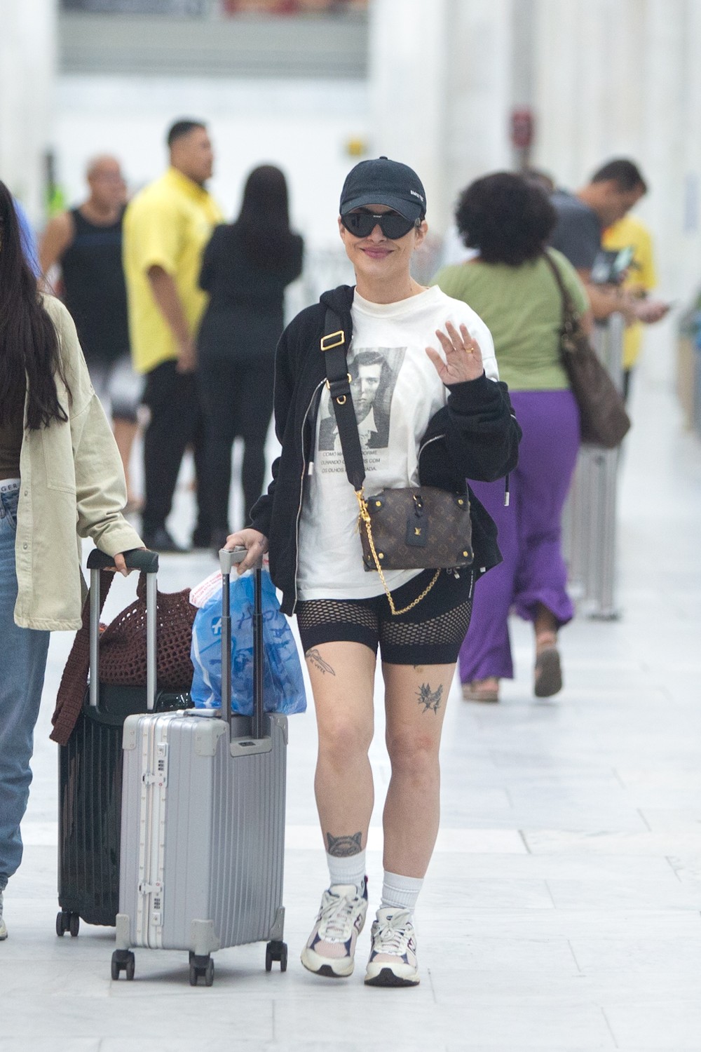 Cleo usa look confortável e bolsa de R$ 20 mil em aeroporto; veja