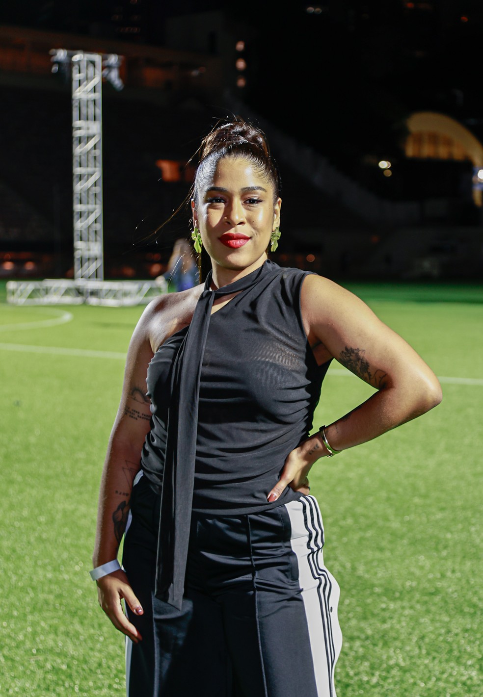 Marcelo D2 canta no desfile da PIET, que encerra o SPFW, no Pacaembu