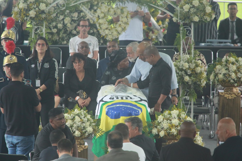 Presidente Lula e Janja se despedem de Pelé em velório na Vila Belmiro