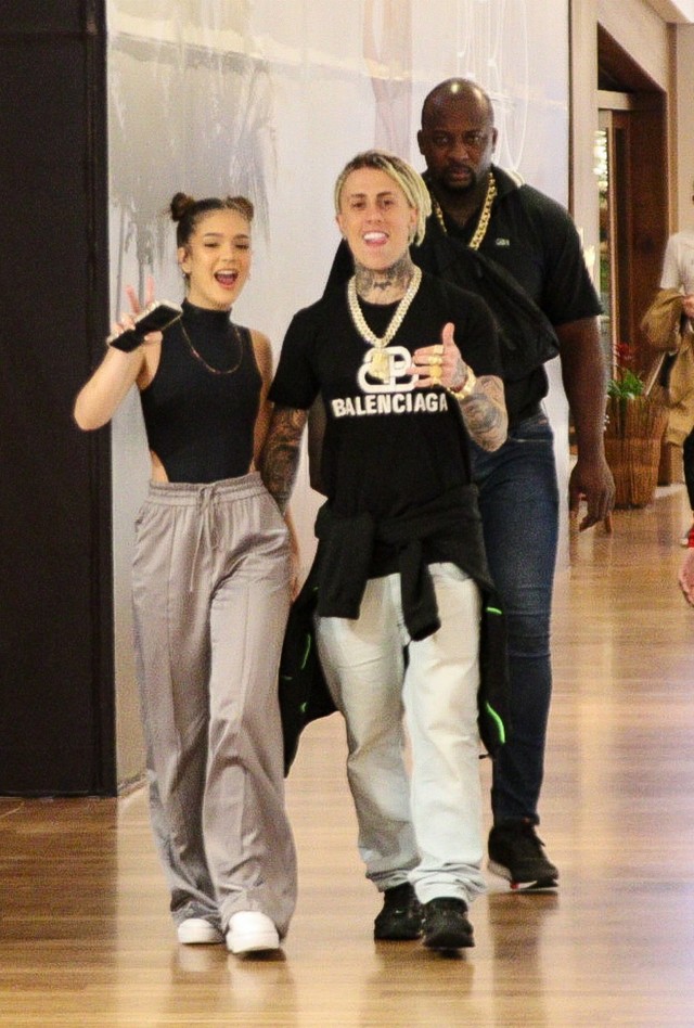 Mel Maia e Mc Daniel fazem caras e bocas em passeio no shopping