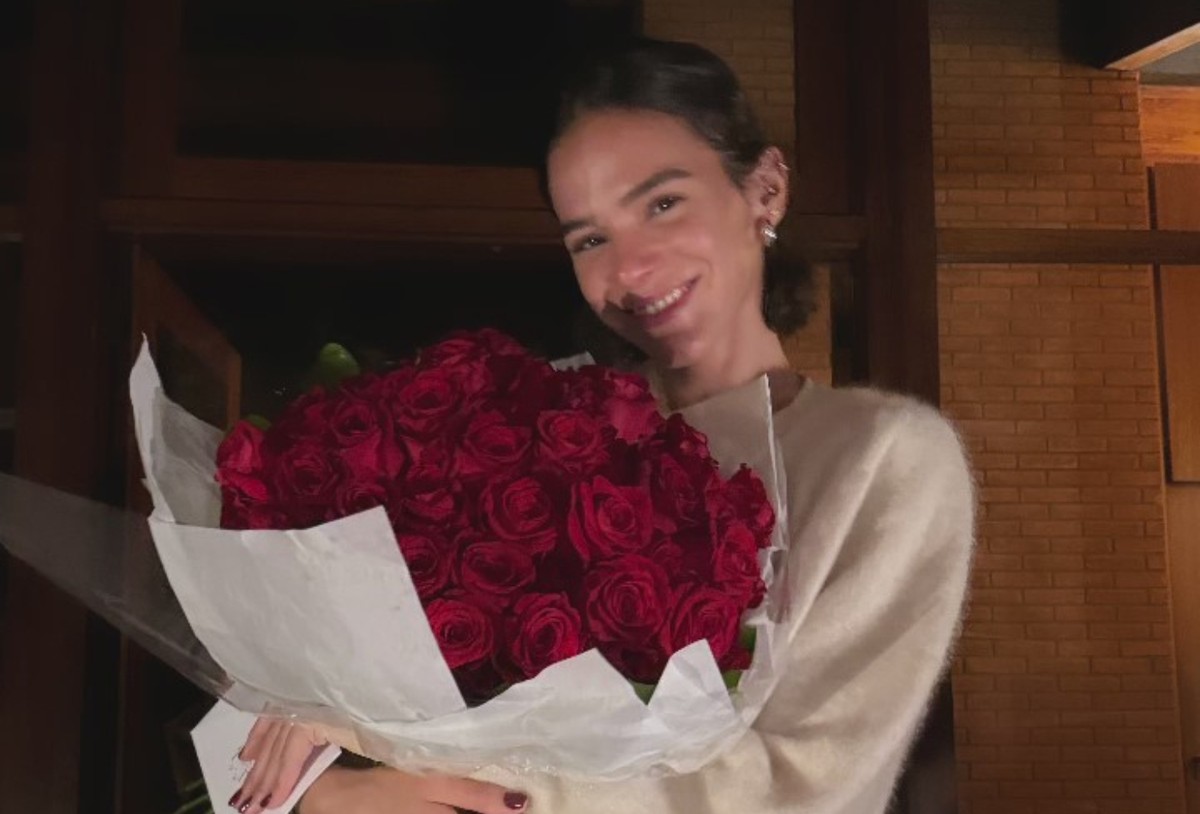 Bruna Marquezine ganha buquê de rosas e compartilha foto com música romântica