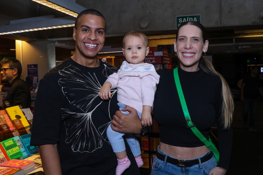 Thiago Oliveira faz aparição rara com a esposa e a filha ao prestigiar ...