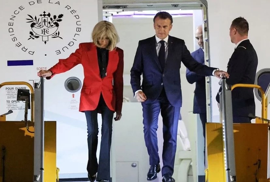 Emmanuel Macron leva empurrão no rosto, dado por sua mulher, após ...