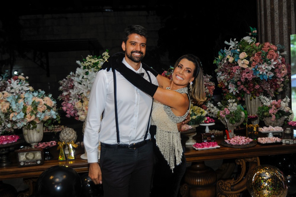 Solange Frazão celebra seus 60 anos com festança