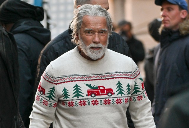 De barba e cabelos brancos, Arnold Schwarzenegger vira Papai Noel em filme