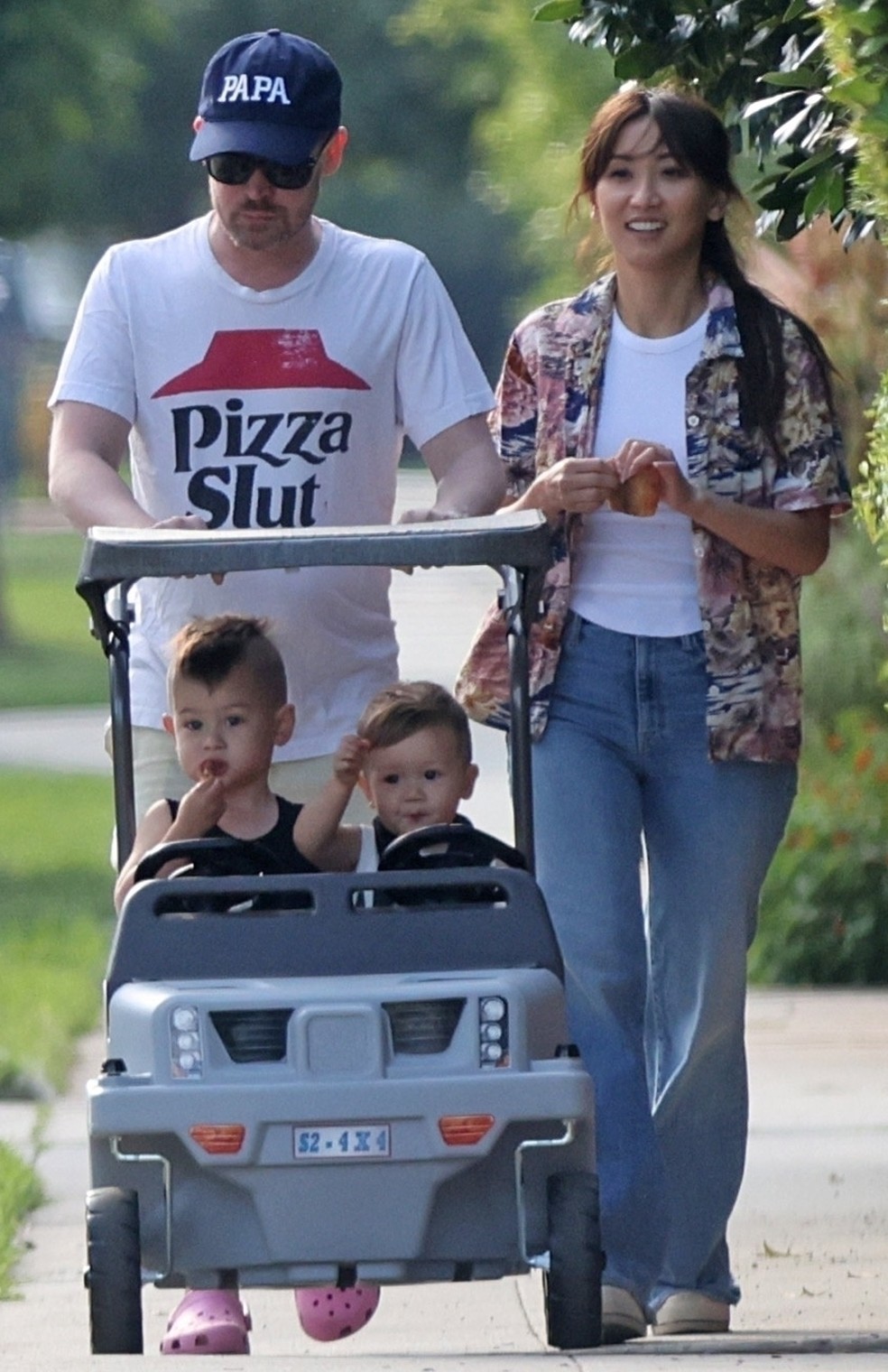 Macaulay Culkin e Brenda Song curtem passeio em família com os filhos
