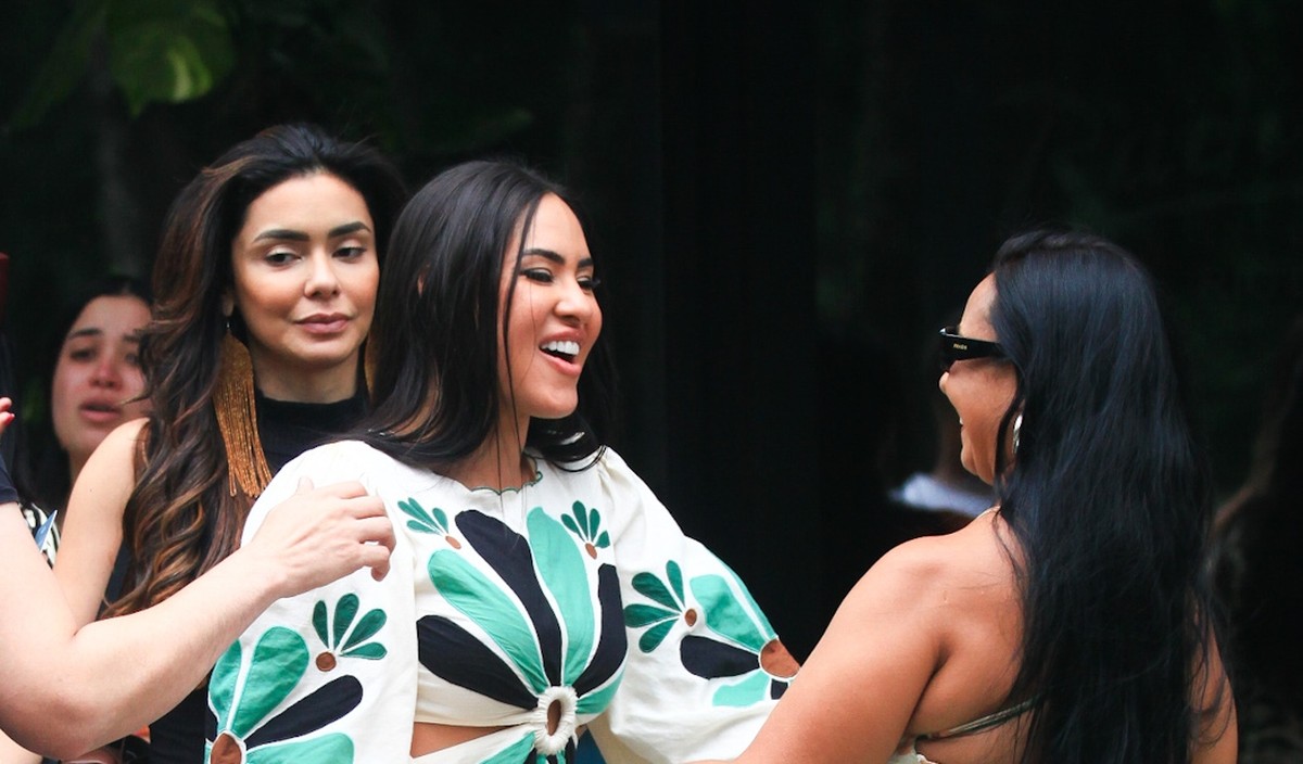 BBB 24: Isabelle encontra fãs em saída de hotel após faltar a festa da ...