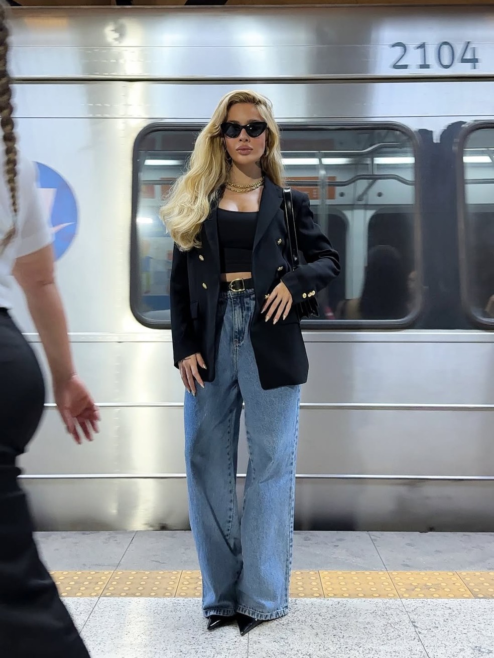 Karoline Lima anda pela primeira vez de metrô no Rio; fotos