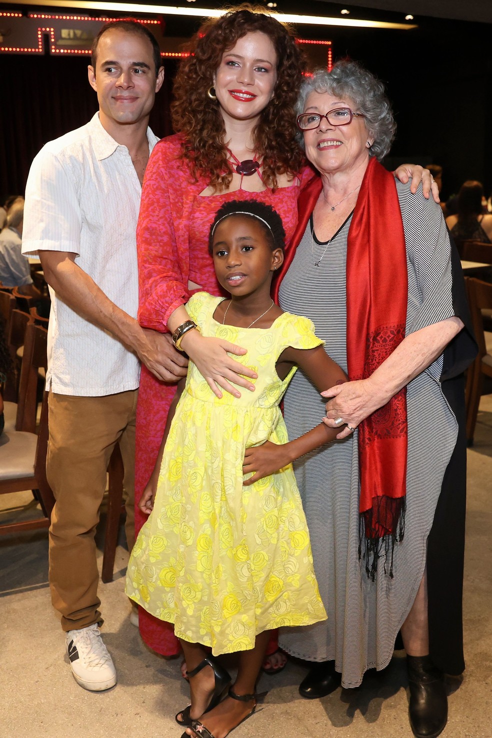 Leandra Leal faz aparição rara com a mãe, o marido e a filha