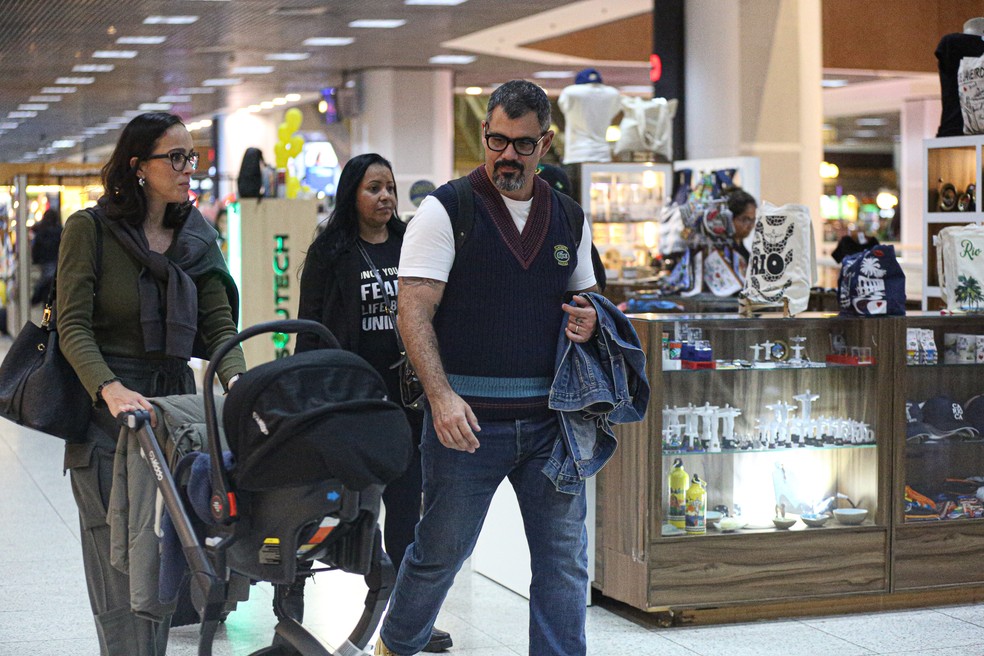 Juliano Cazarré Embarca Com A Esposa E O Filho Caçula Montanhas Chamando