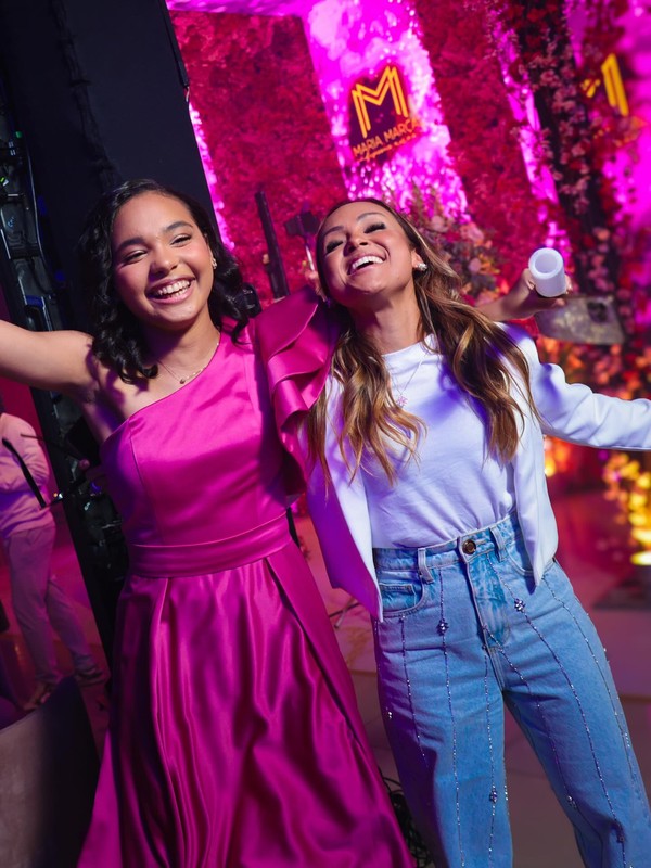 Cantora gospel Maria Marçal faz festança à la princesa pelos 16 anos