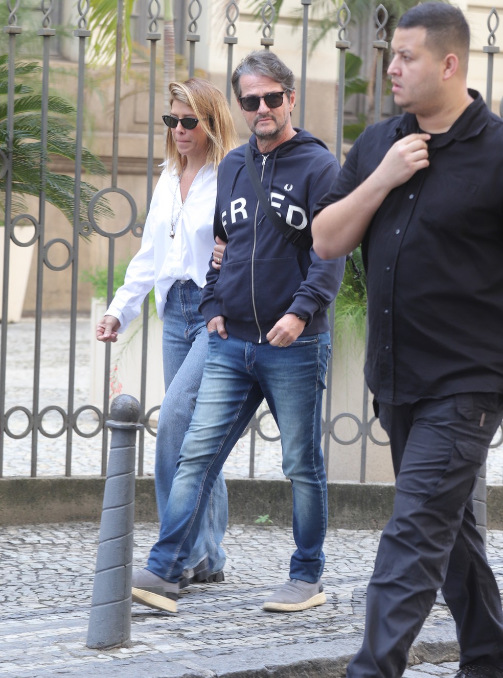 Marcelo Serrado vai a velório de Preta Gil, madrinha de seu casamento