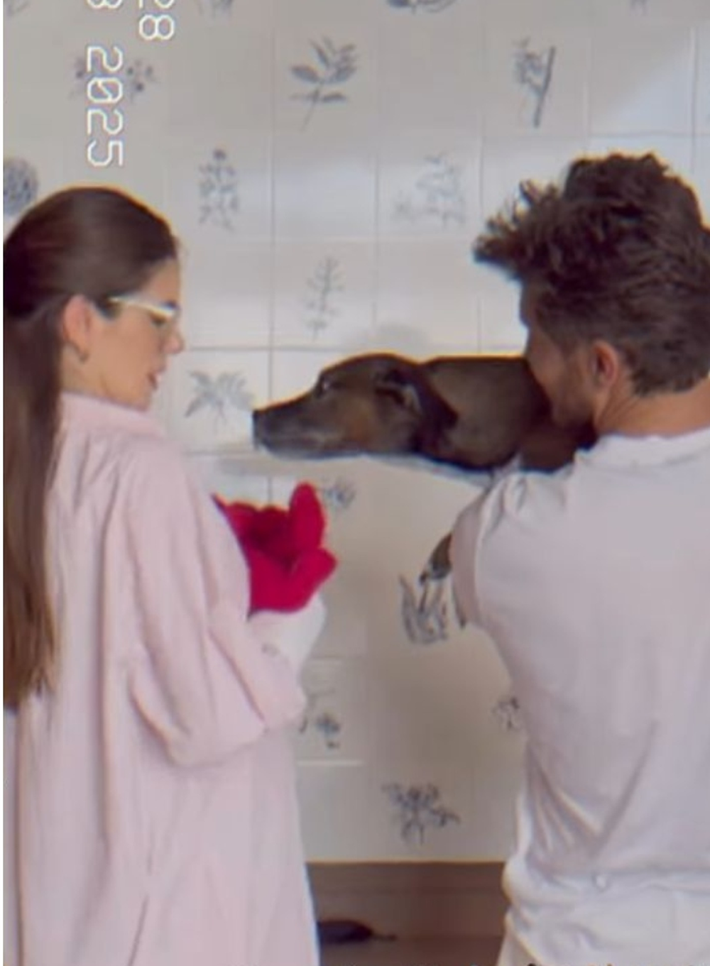 Camila Queiroz e Kleber Toledo chegam em casa com a filha, Clara, e ...