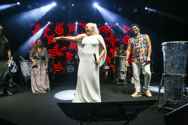 Fafá de Belém distribui selinhos e canta com a filha em show do Timbalada