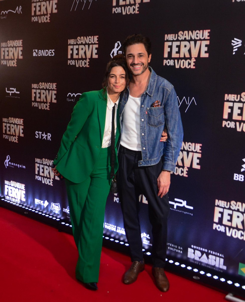 De terninho, Emanuelle Araújo vai com marido a pré-estreia de filme no Rio