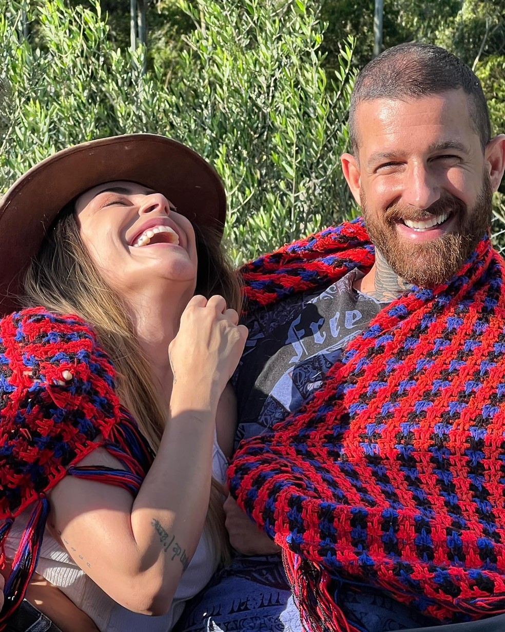 Cleo posa de look decotado arrasador e marido 'baba': 'Maravilhosa! Te amo'