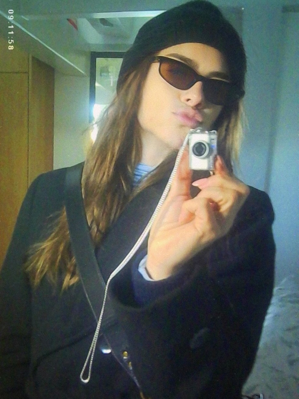 Carolina Dieckmmann usa câmera minúscula para fazer selfie com os ...