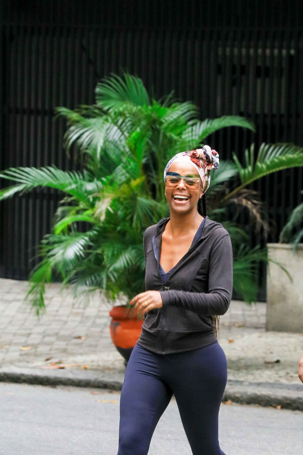 Maju Coutinho exibe visual renovado em passeio ao lado do marido